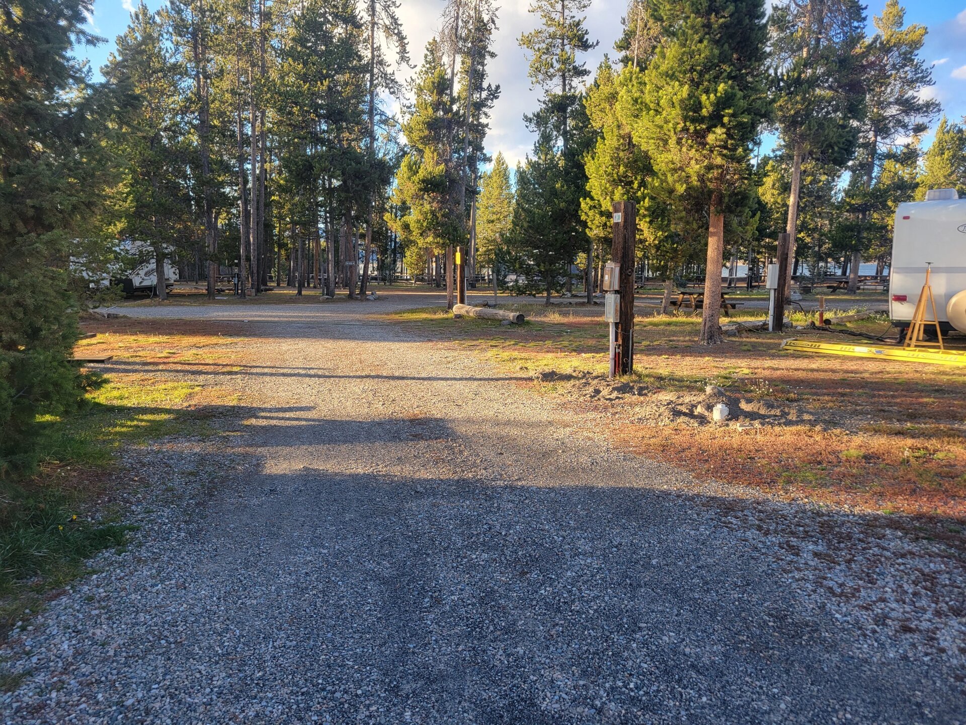 Pull-Through Full Hook Up RV Campsite F38 - Madison Arm Resort