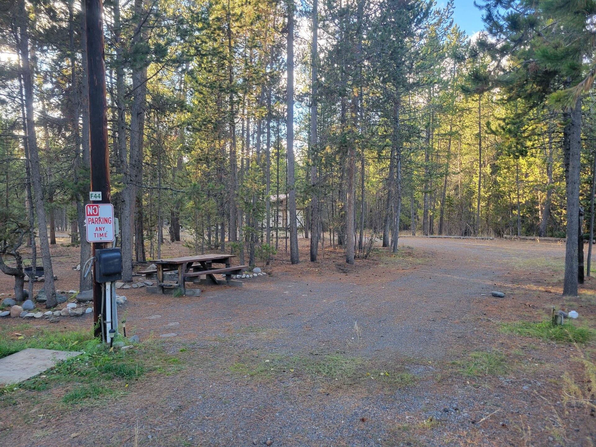 Pull-Through Full Hook Up RV Campsite F44 - Madison Arm Resort